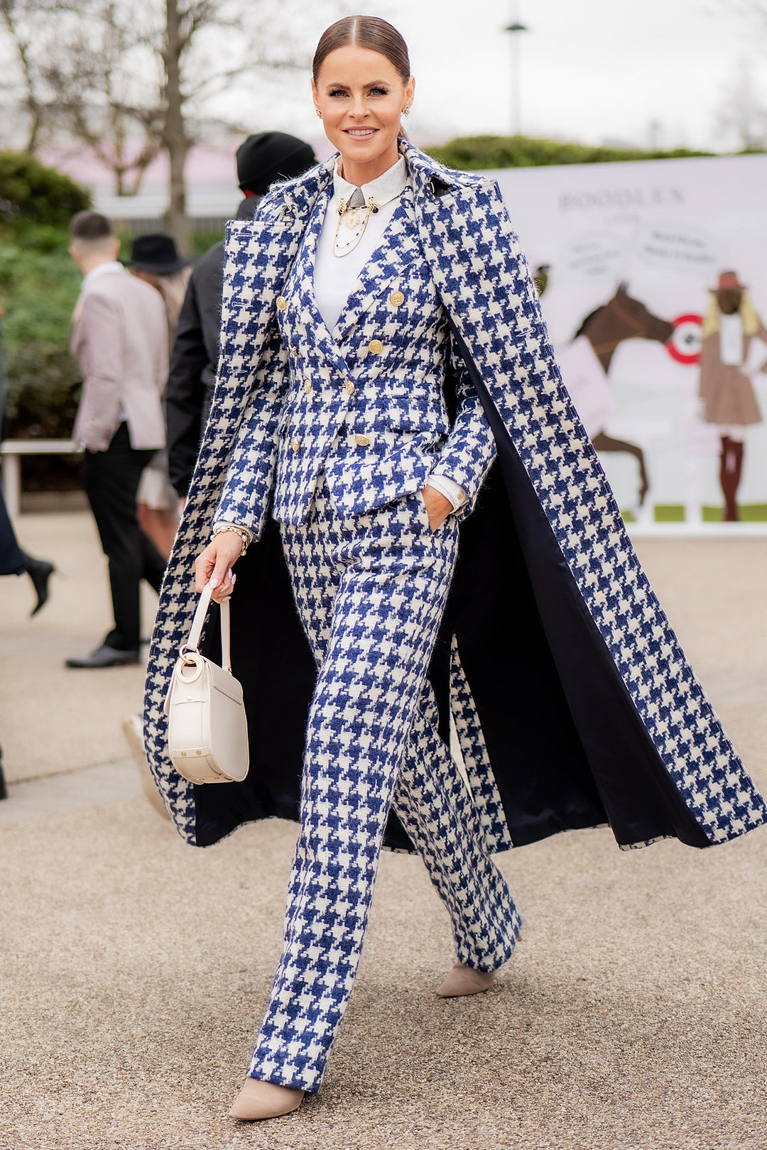 Jade's Large Scale Navy Houndstooth Look – Holland Cooper